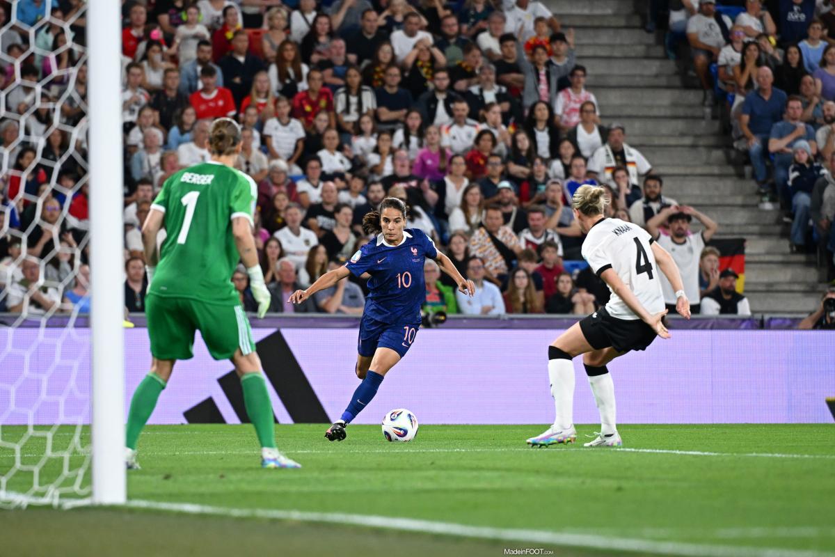 Equipe de France (F) - La joueuse de l'OL Amel Majri rate son tir au ...