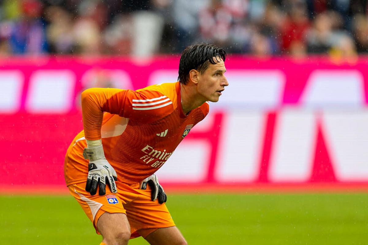 OL - Jorge Maciel félicite Rémy Descamps pour son match à Lens et ...